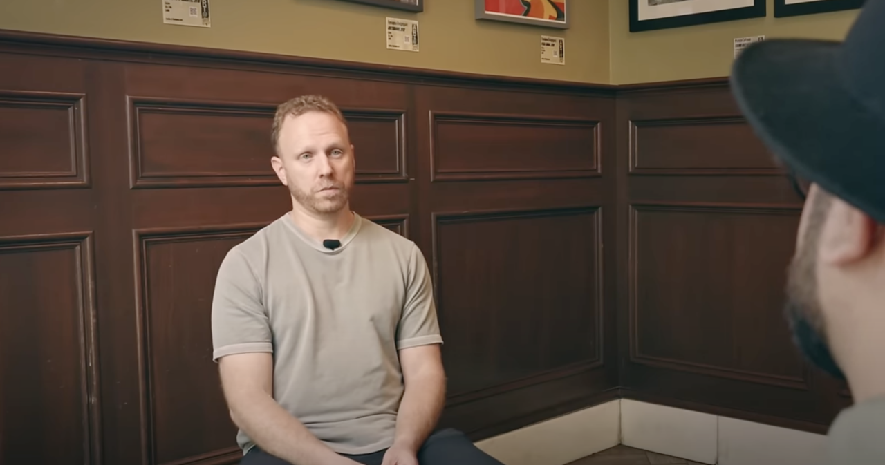 Max Blumenthal im Interview: USA, Israel & die Welt - zwischen Tiefem ...